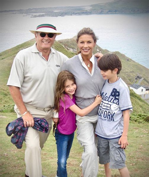Catherine Zeta-Jones and lookalike dad pose for rare family photo ...
