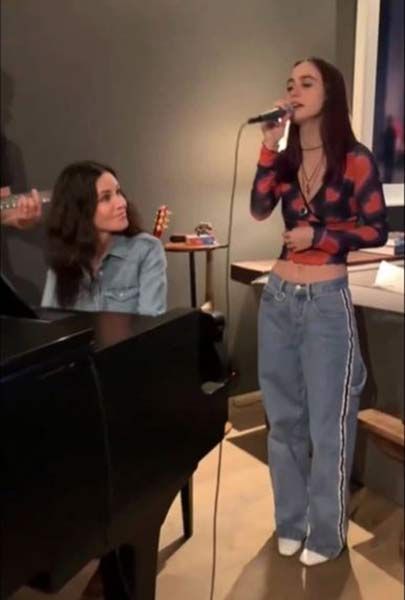 Courteney Cox's lookalike daughter, 17, hypnotises fans with ...