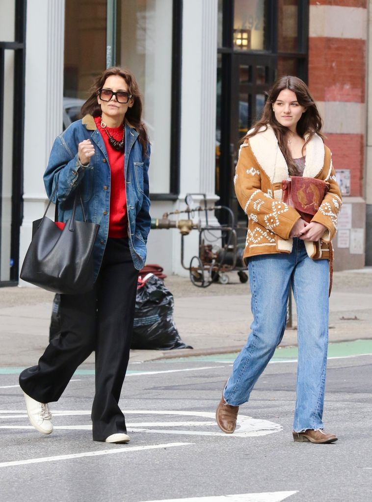 Katie Holmes' lookalike daughter Suri, 17, almost towers over her mom ...