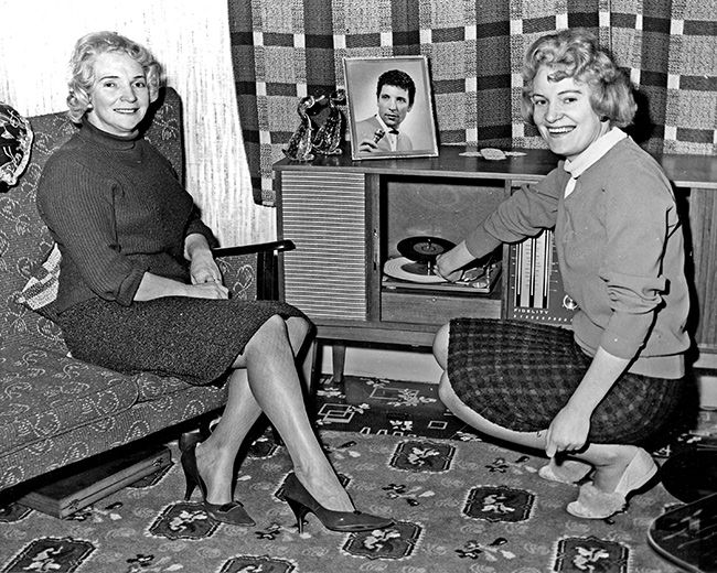 Tom Jones' family: wife Linda, sons Mark and Jonathan and grandchildren ...