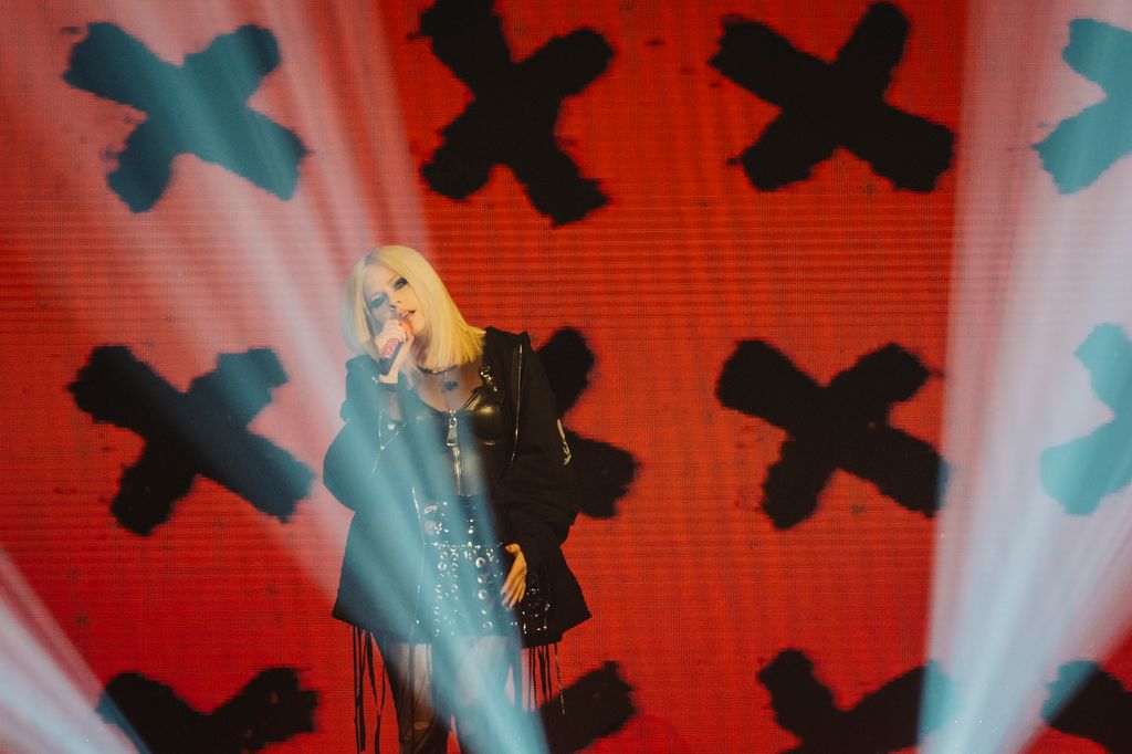 Avril Lavigne puts on very cheeky display in daring outfit that divides ...