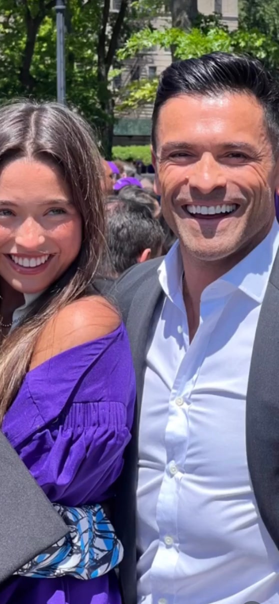 Kelly Ripa's blue-eyed daughter steals the show on graduation day - see ...