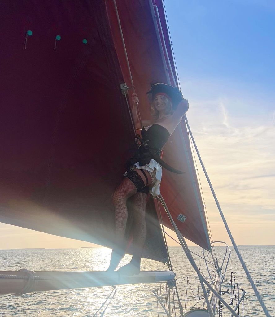 Sydney Sweeney turns heads as a sexy pirate in plunging corset and fishnet stockings – best ...