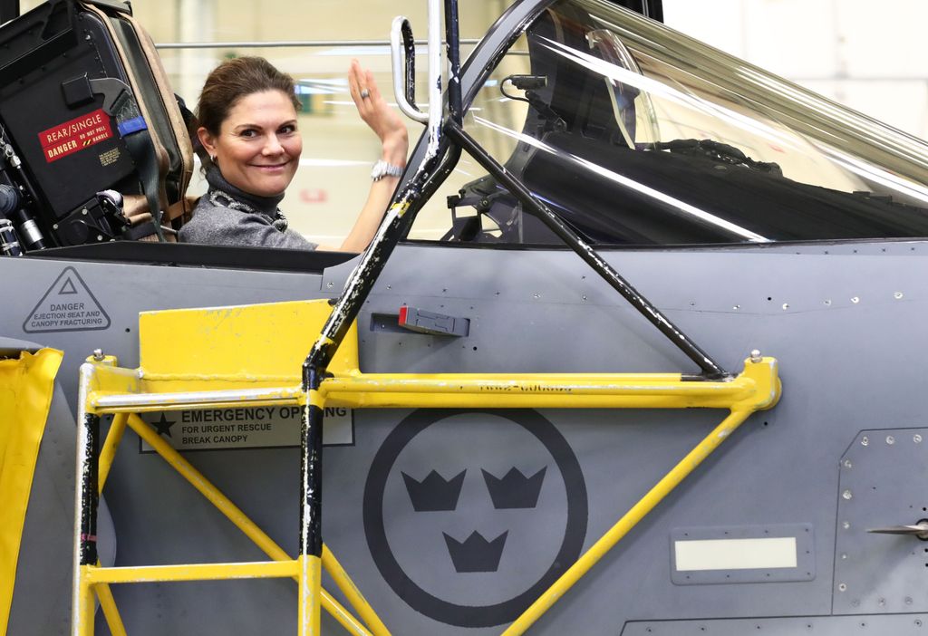 Crown Princess Victoria of Sweden channels Princess Kate in ultra-chic ...