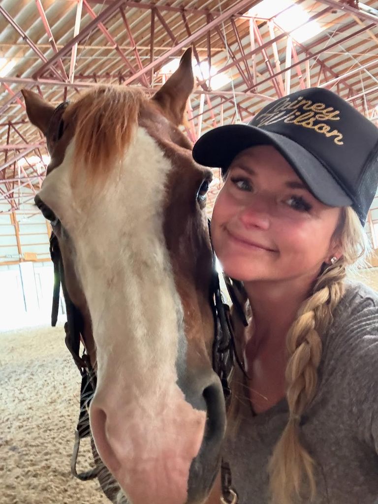 Miranda Lambert's 'summer lovin' photos highlight incredible 400-acre ranch and idyllic life ...