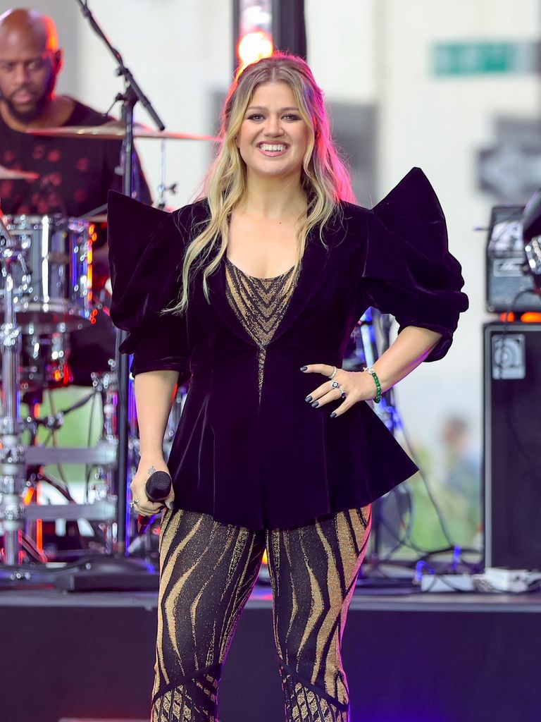 Kelly Clarkson displays slimmed-down physique in sultry tight dress in ...