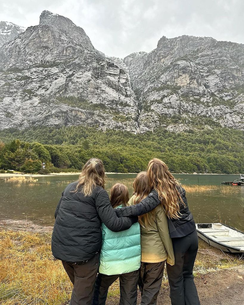 Gisele Bündchen's twin sister turns heads in rare photo with famous ...