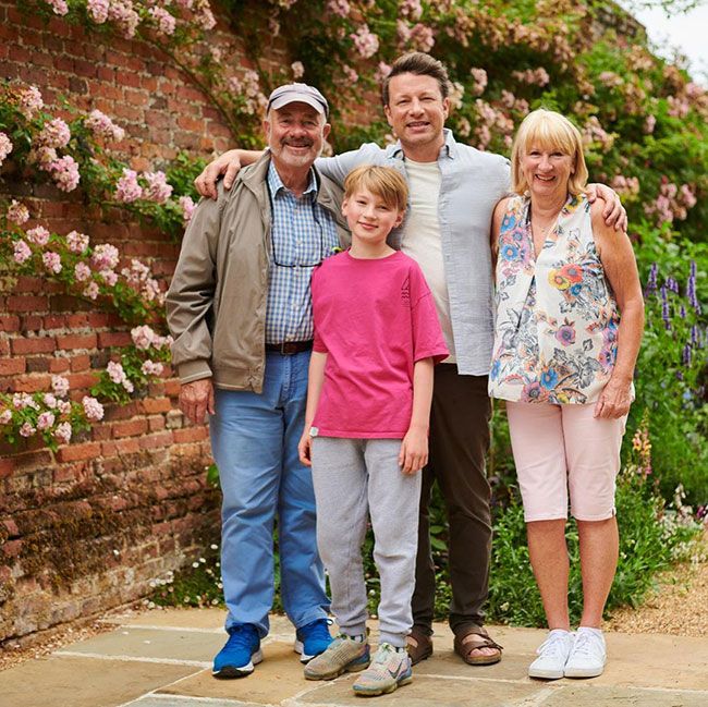 Jamie Oliver fans go wild for his 'Sean Connery lookalike' dad as he ...