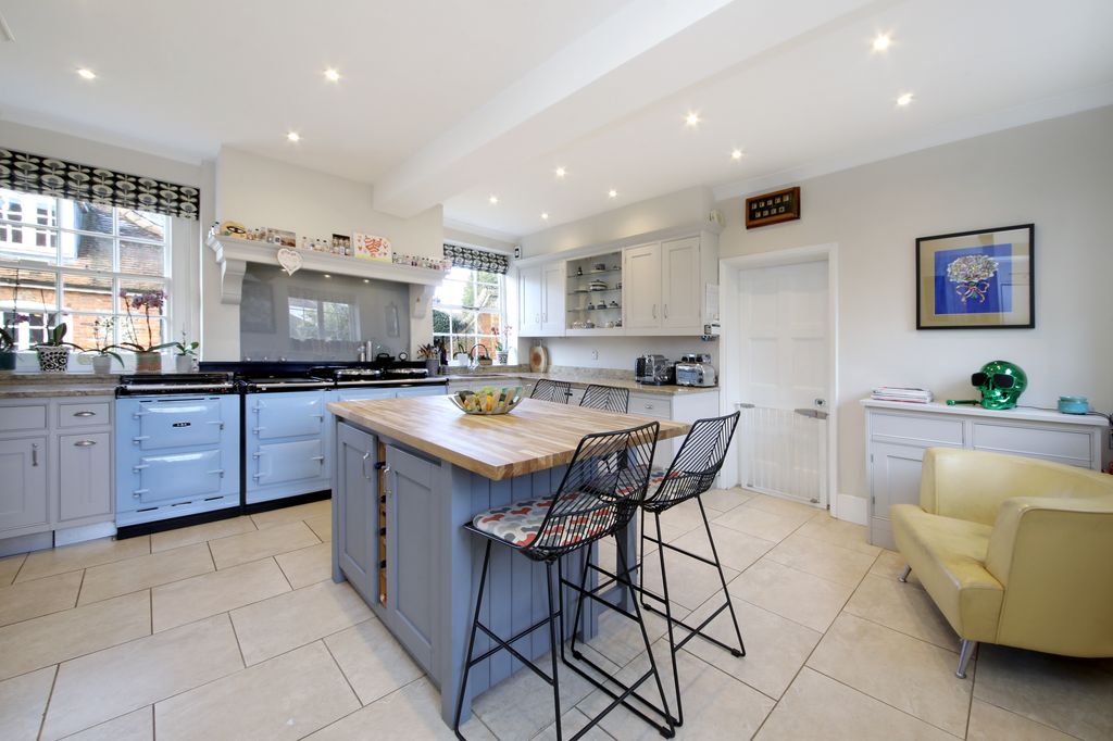 Mary Berry's cosy kitchen she gave up at £3.5m Buckinghamshire home ...