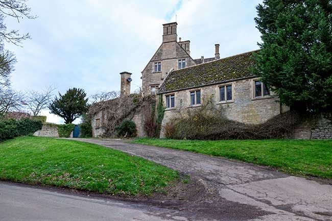 The Queen's cousin's manor house too expensive for royals – see ...