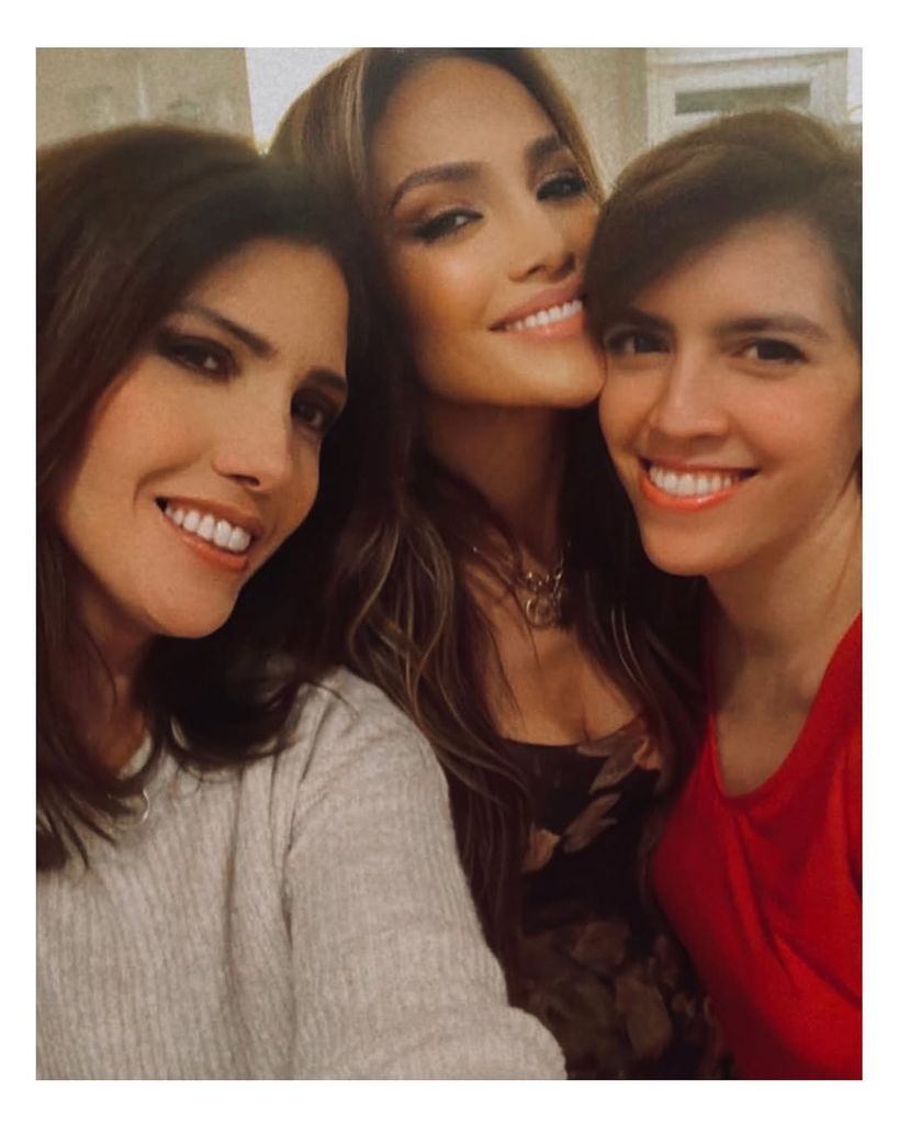 Jennifer Lopez's rarely-seen older sister Leslie is her double in ...