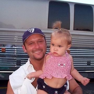 Tim McGraw's daughter Gracie looks unreal in pool photo as she remarks ...
