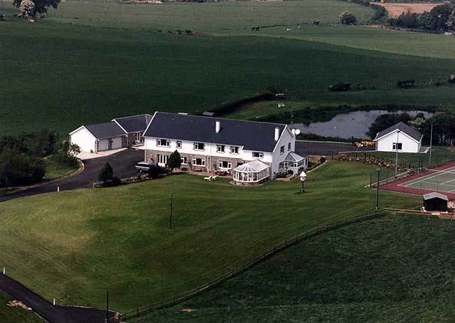 Tom Jones' £2.6m Welsh mansion with late wife Linda rivalled a hotel ...