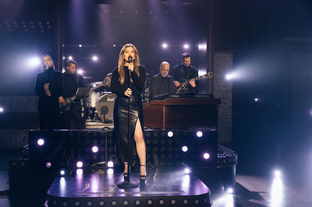 Kelly Clarkson rocks high-slit leather skirt in leggy new photo | HELLO!