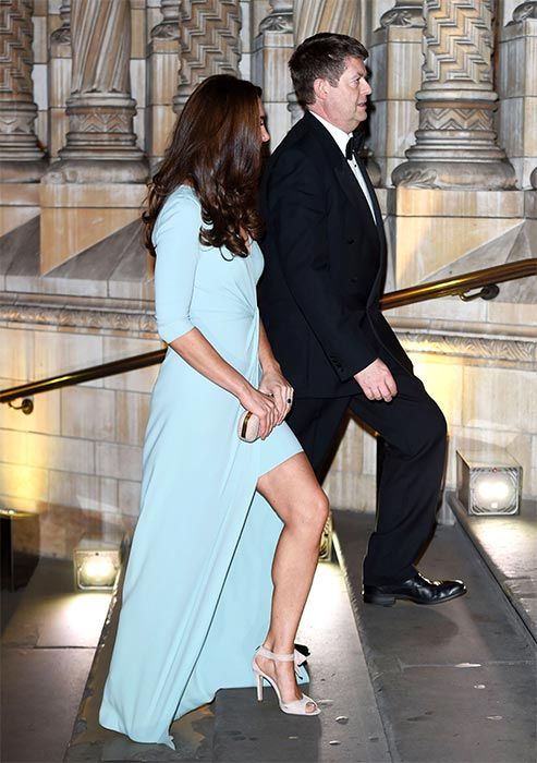 Kate Middleton looks glowing in figure-hugging gown at awards ceremony ...