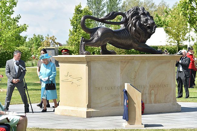 The Queen cries as she pays tribute to fallen soldiers | HELLO!