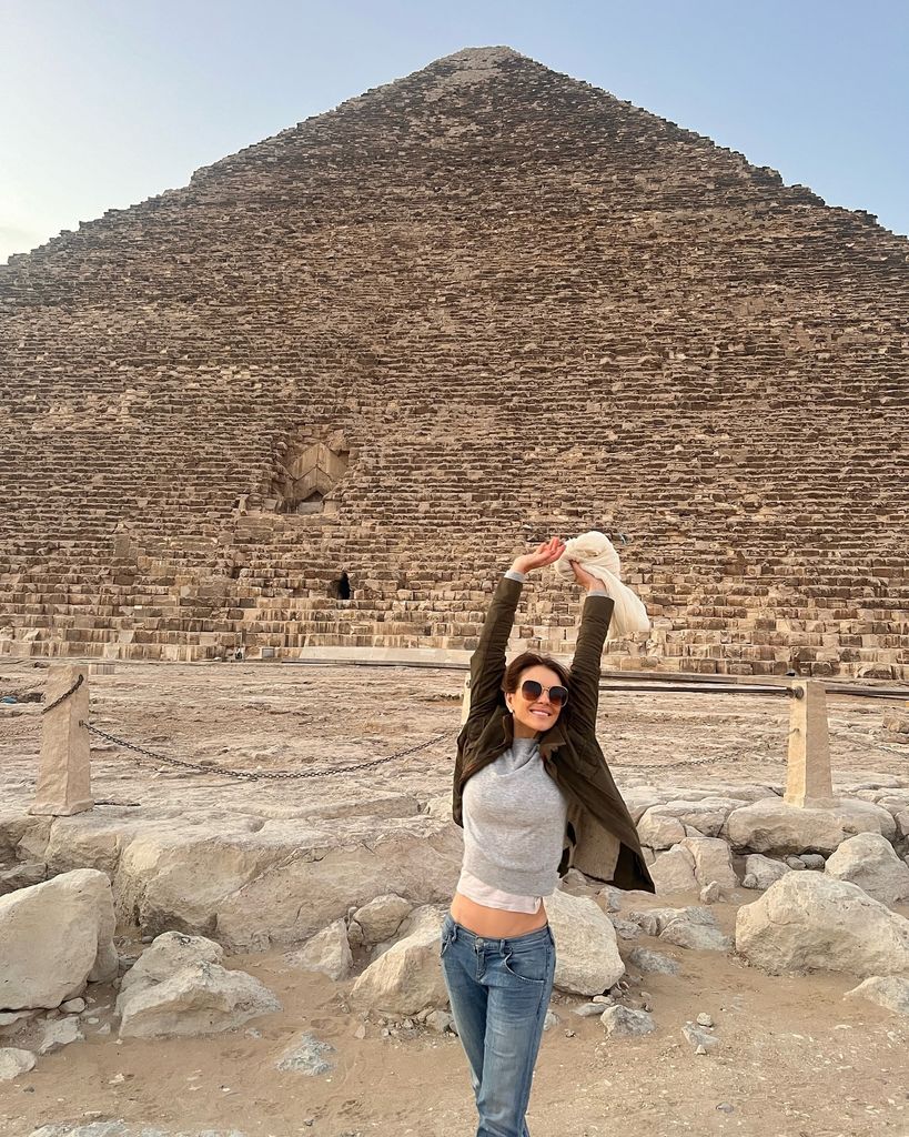 Elizabeth Hurley shows off toned abs in holiday snaps with lookalike ...