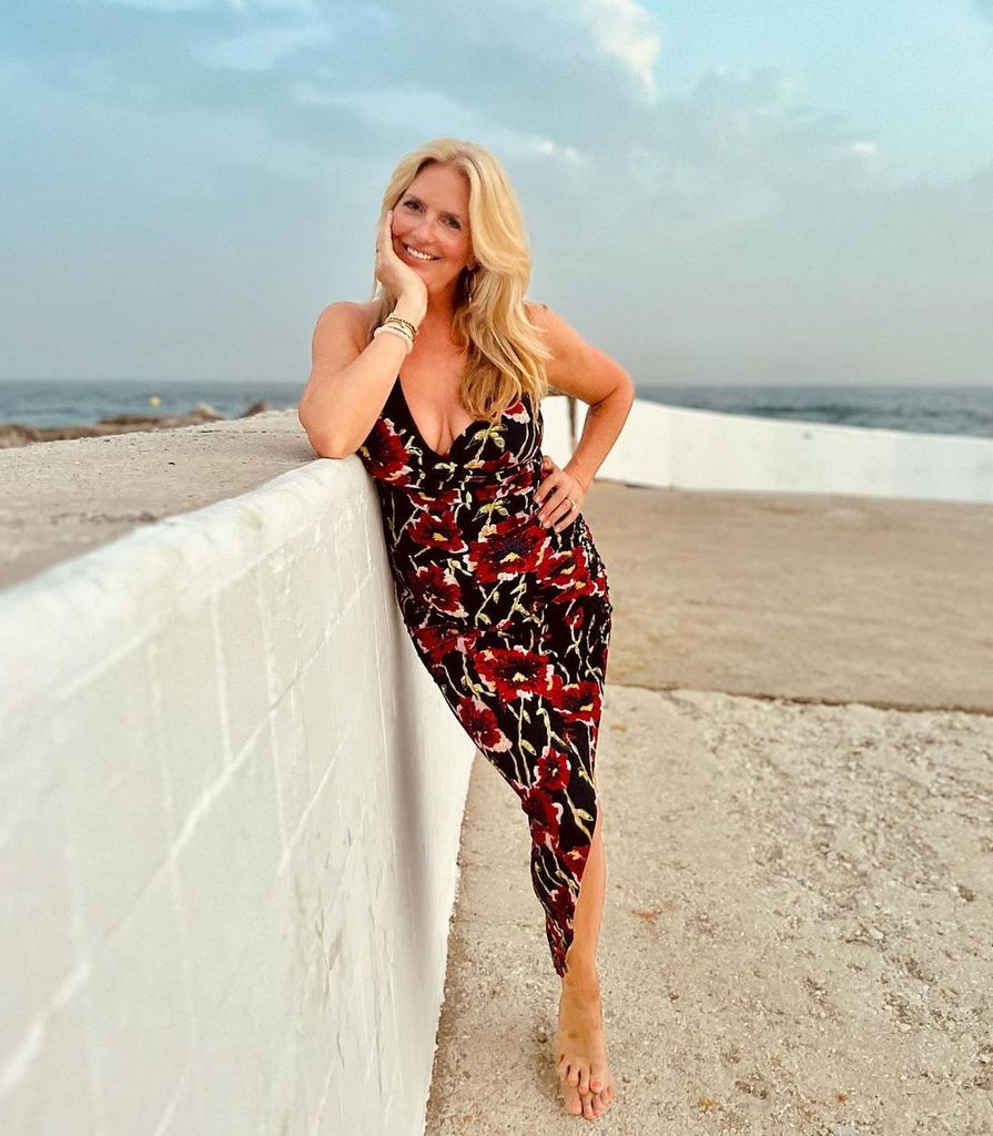 Penny Lancaster looks beautiful in fitted flared jeans in new holiday ...