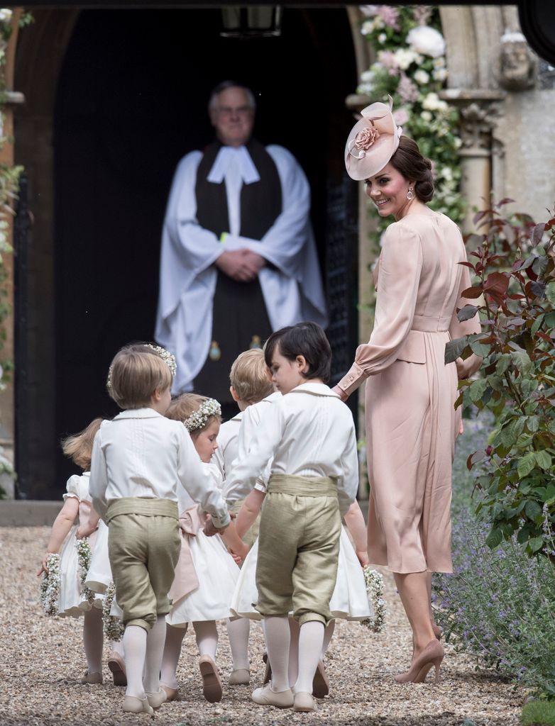 Kate Middleton shushes boisterous Prince George at sister Pippa ...