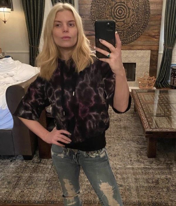 Jessica Simpson shows off incredibly toned abs in tiny workout outfit ...