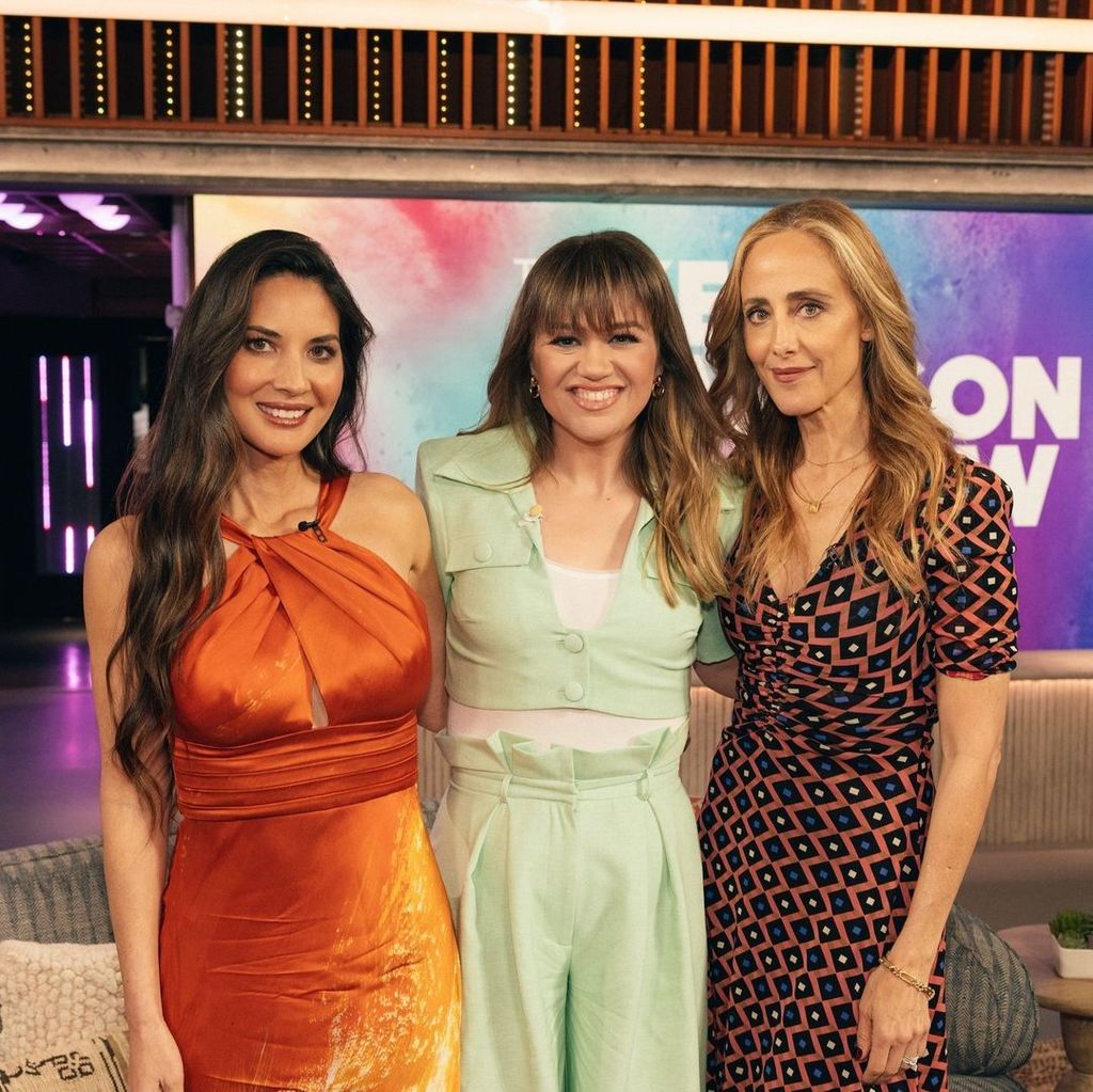 Kelly Clarkson, 42, reveals smart hack for wearing a crop top and not showing skin | HELLO!