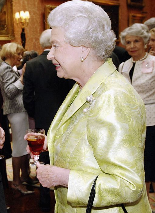 What does The Queen drink at Christmas? Unexpected favourite tipple ...