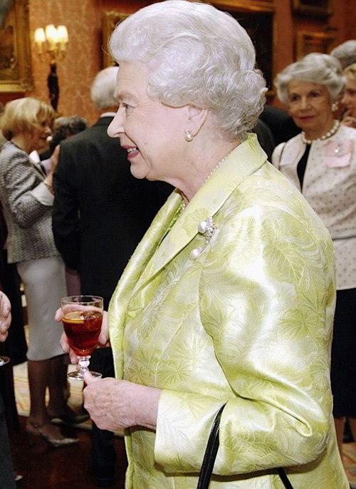What does The Queen drink at Christmas? Unexpected favourite tipple ...