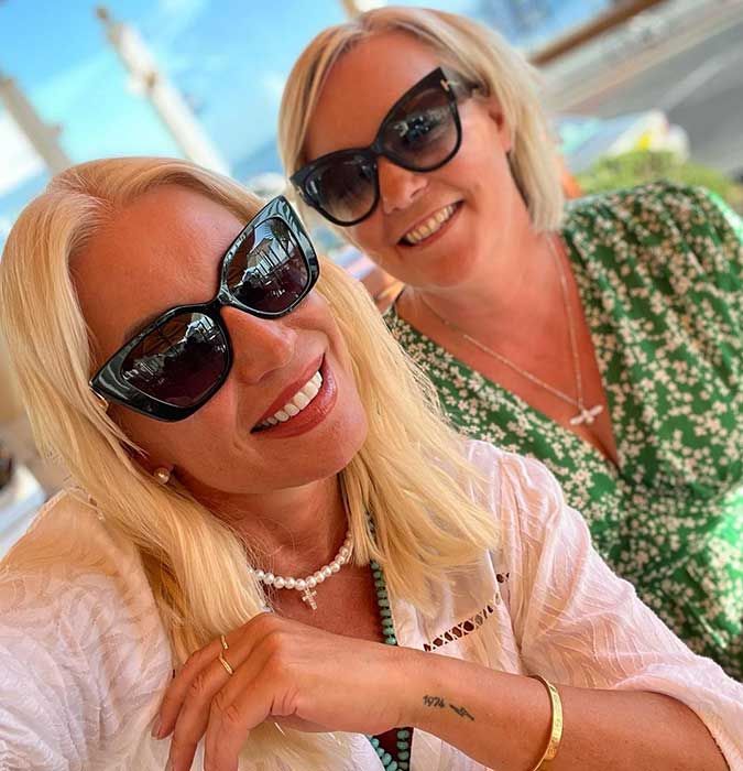 Denise Van Outen enjoys stunning beachfront dinner alongside new ...