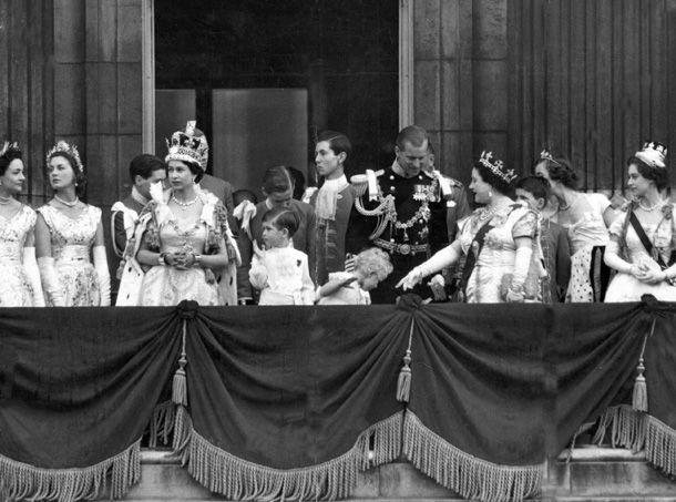 Queen Elizabeth II: coronation robes are put on display at Buckingham ...