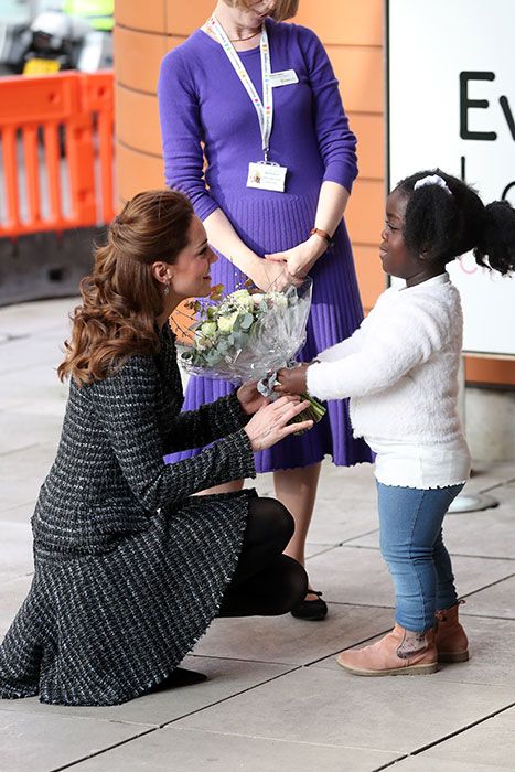 Kate Middleton gets arty with children in London hospital - best photos ...