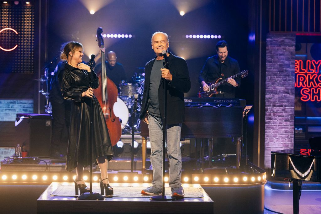 Kelly Clarkson highlights curves in sultry waist-cinching leather dress ...