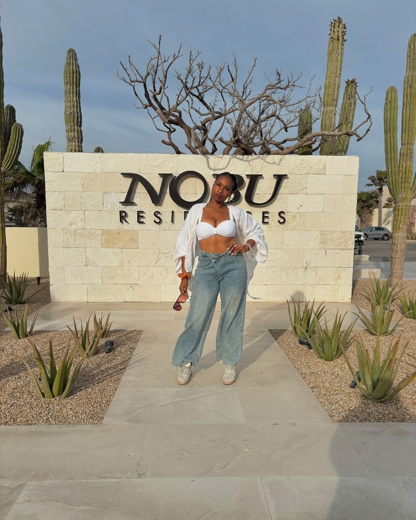 Jennifer Hudson showcases washboard abs in tiny white bikini in ...