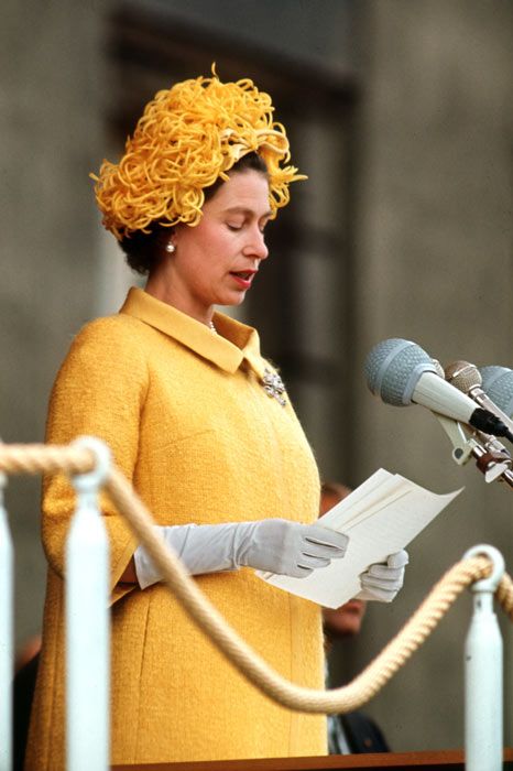 The Queen as a style icon: 8 of the monarch's most memorable outfits ...