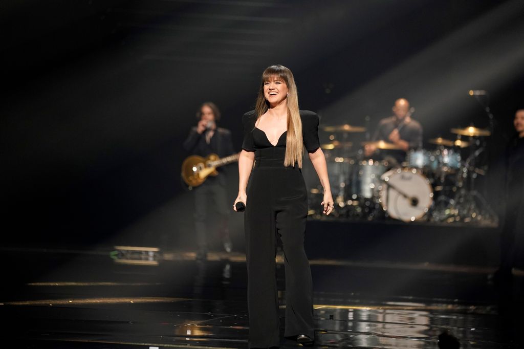 Kelly Clarkson is a floral dream in $900 mini dress that highlights ...