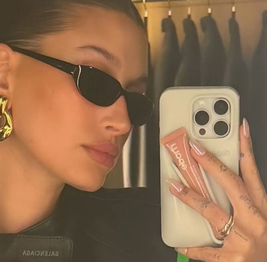 What is de-influencing? | HELLO!