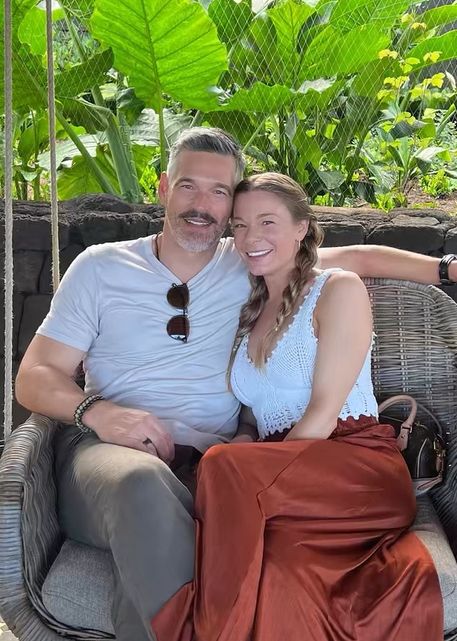 LeAnn Rimes, 40, highlights sculpted abs in strapless bikini and tiny ...