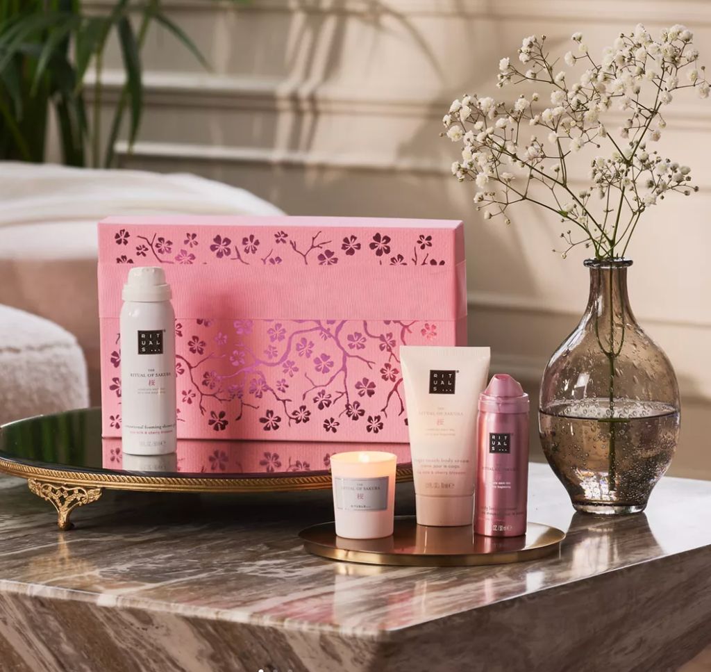 25 Best pink gifts for her: Unique & pretty pink gift ideas for women ...