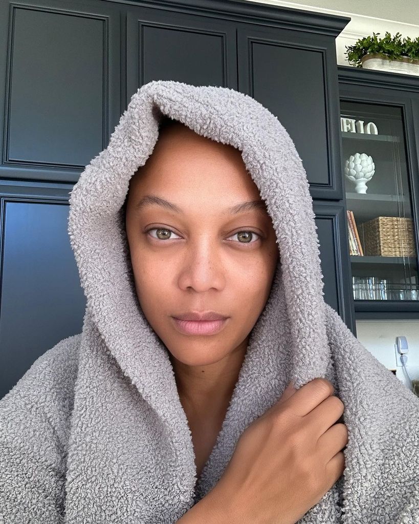 Tyra Banks stuns fans with bare-faced selfies in a bathrobe days before ...