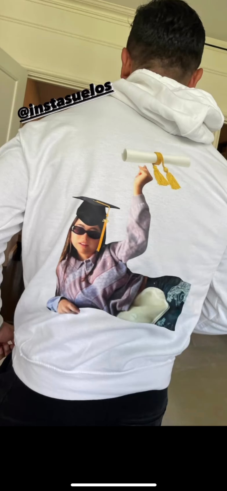 Kelly Ripa's blue-eyed daughter steals the show on graduation day - see ...