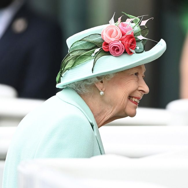 The Queen delights fans in chic pastel outfit on final day of Royal ...