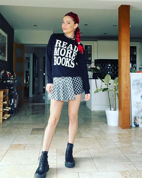 Strictly's Dianne Buswell shows off ultra-chiselled abs in sporty crop ...