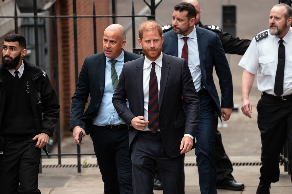 Prince Harry escorted by bodyguards in dramatic turn of events at court ...