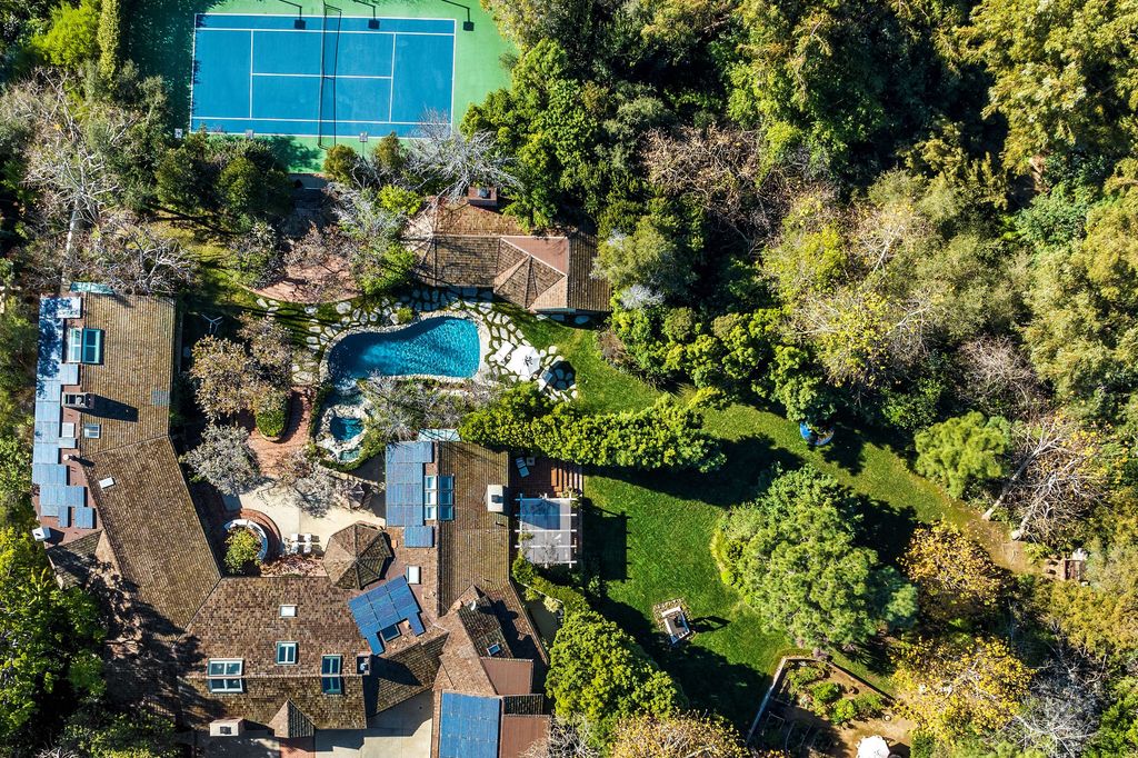 Jim Carrey lists $26.5m mansion with museum bathroom and waterfall ...