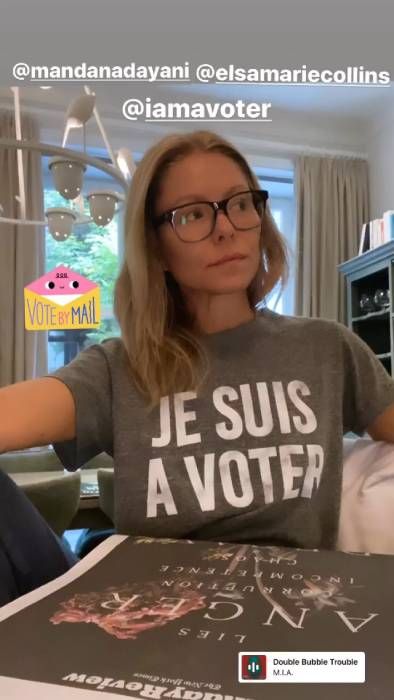 Kelly Ripa reveals unseen living room at home in the Hamptons - take a ...