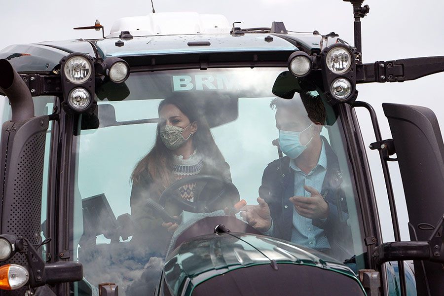 Kate Middleton and Prince William ride tractors in fun trip to the farm ...