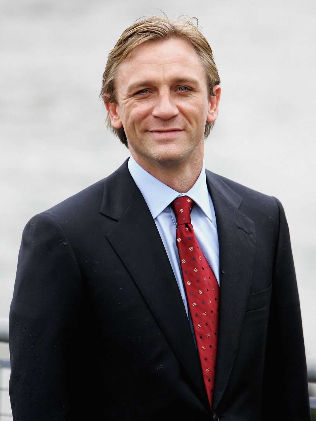 Daniel Craig sends fans into a tizzy as he debuts striking new look ...