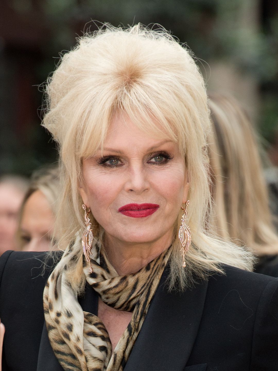 Amandaland star Joanna Lumley looks so different with cropped brunette ...