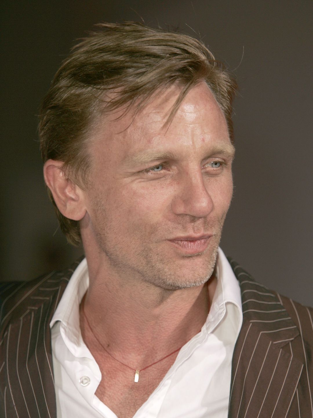 Daniel Craig sends fans into a tizzy as he debuts striking new look ...