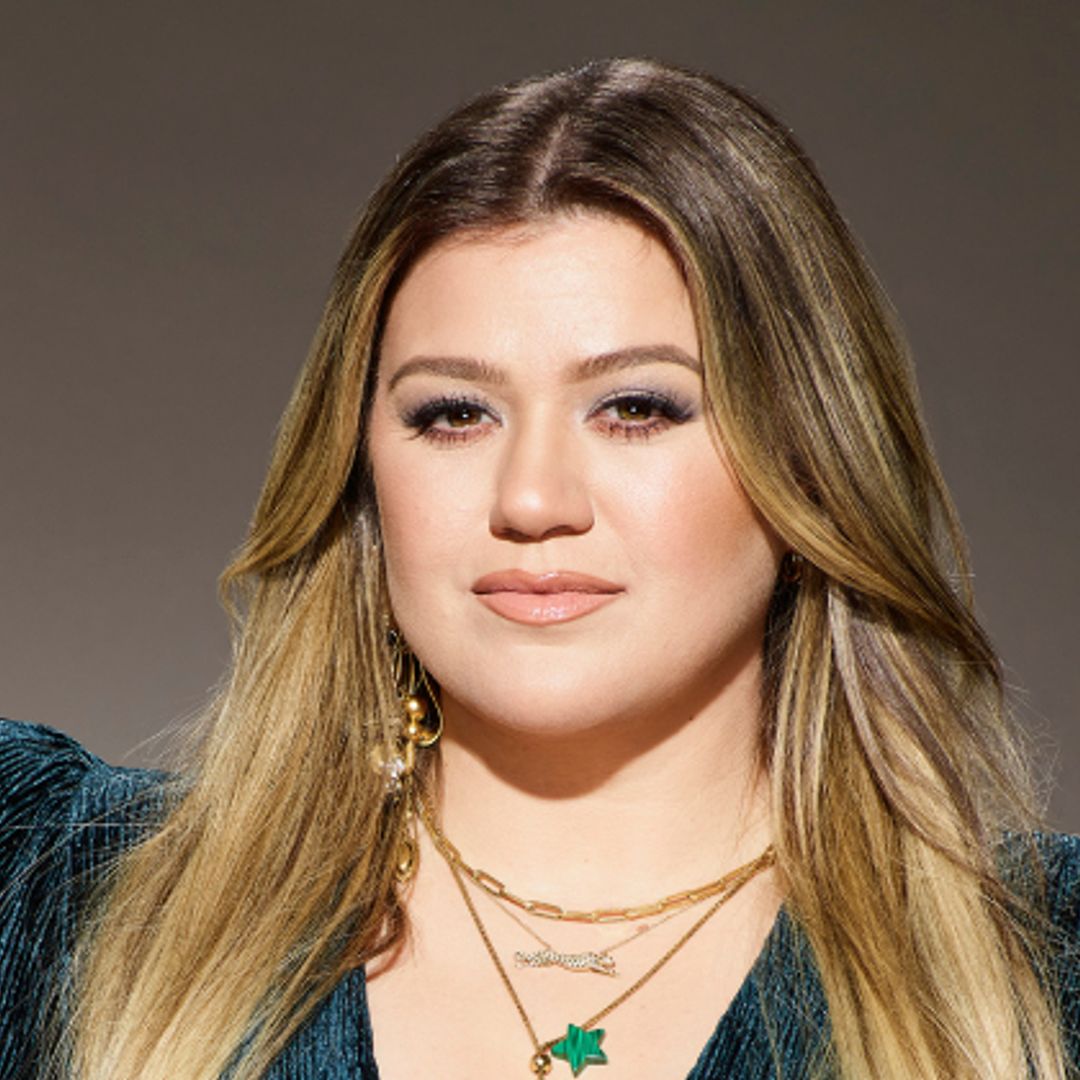 Kelly Clarkson causes a stir in jaw-dropping metallic gold gown in 'hot ...