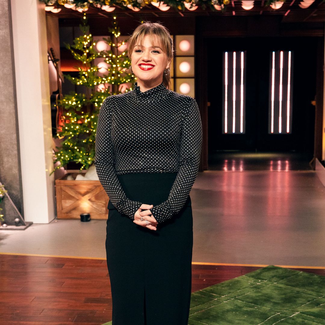 The Voice star Kelly Clarkson stuns in waist-cinching mini dress during ...